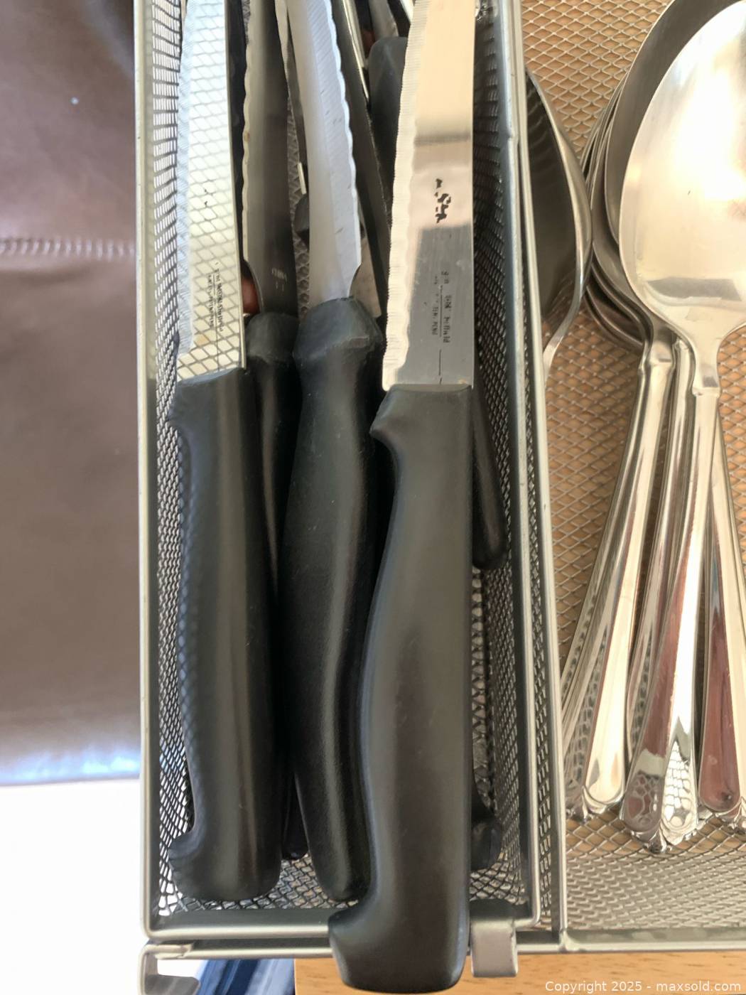 Oneida Steel Colored Cutlery Set with Knives | Maxsold