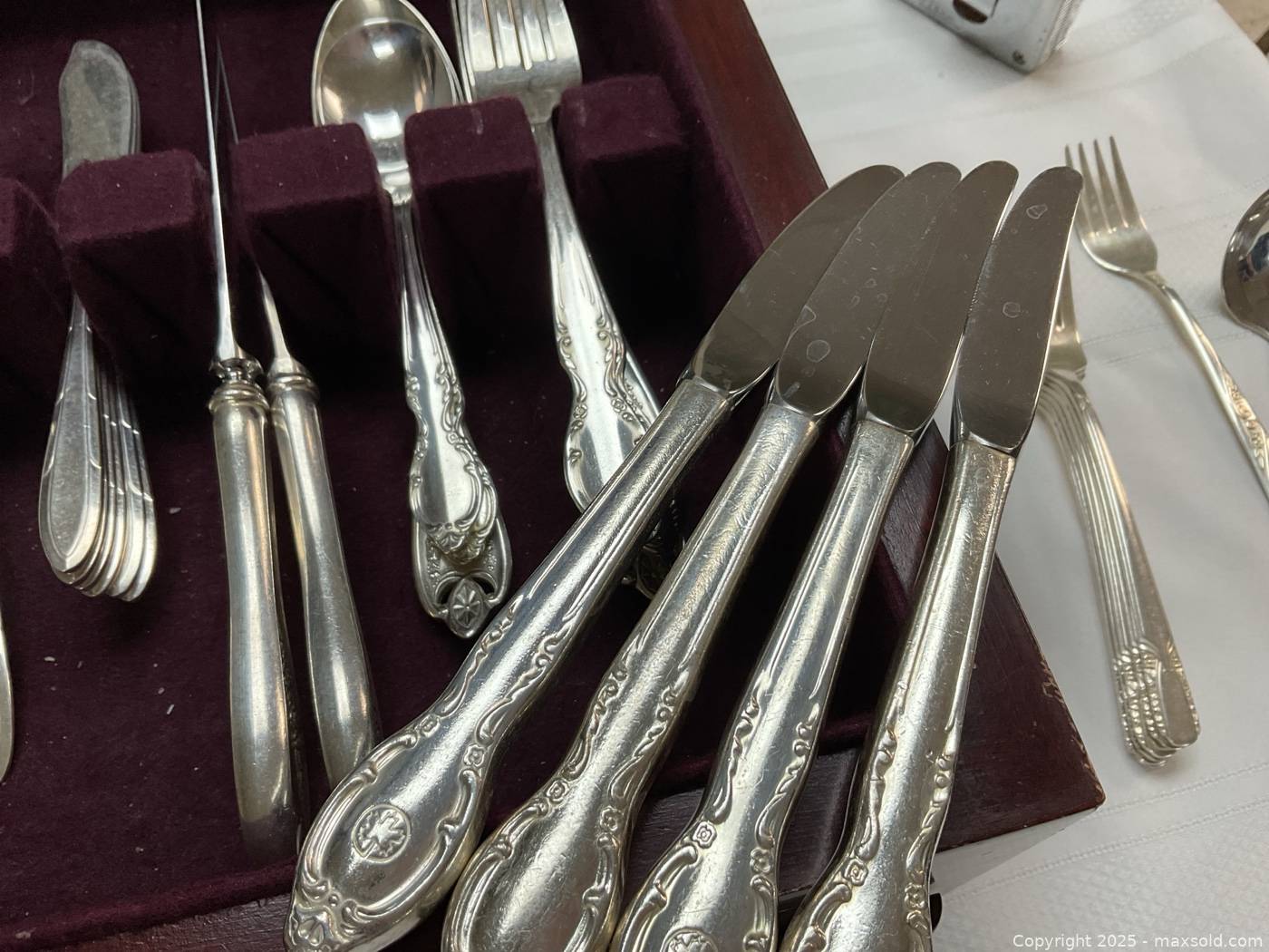 Oneida Nobility Plate silverplate cutlery set in fitted wooden chest ...