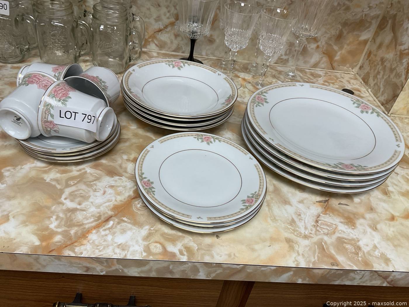 Lynn's Fine China Melody dinnerware set | Maxsold