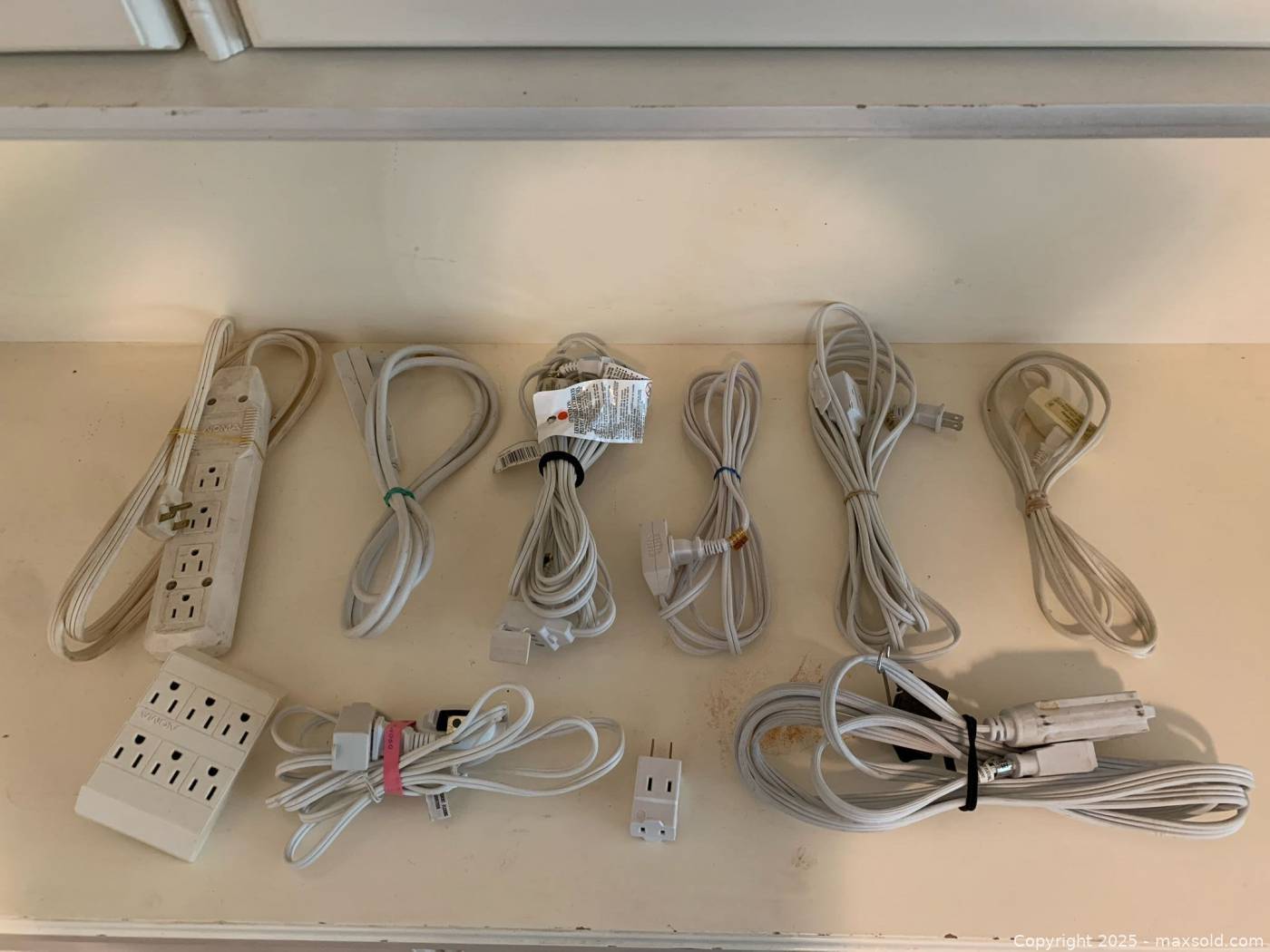 Interior extension cords, power bar and wall adapter | Maxsold