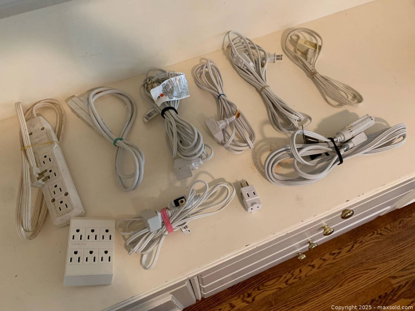 Interior extension cords, power bar and wall adapter | Maxsold