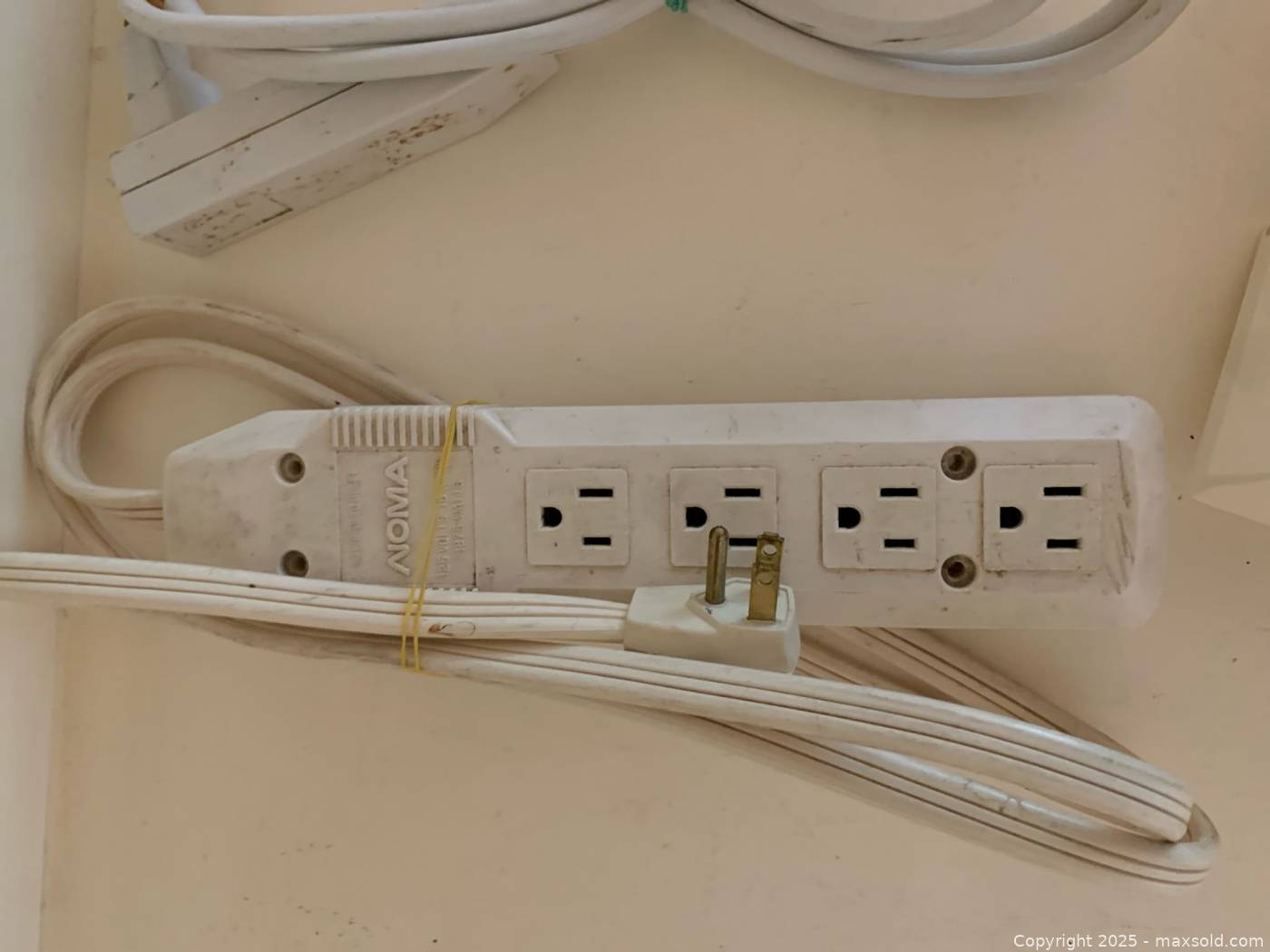 Interior extension cords, power bar and wall adapter | Maxsold