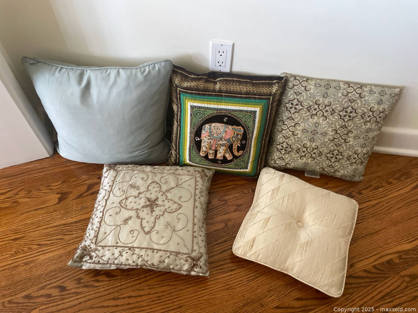 Five decorative throw pillows assorted designs | Maxsold