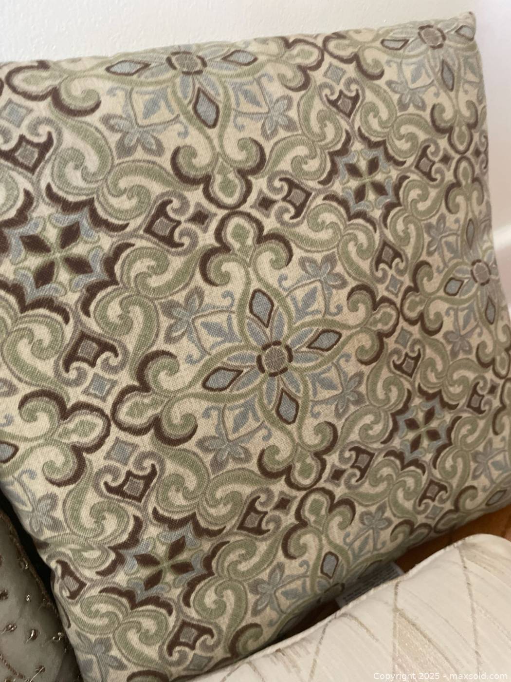 Five decorative throw pillows assorted designs | Maxsold