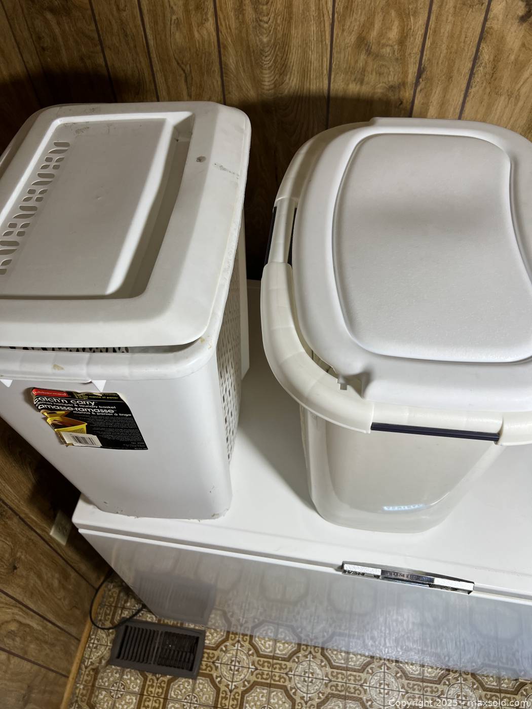Rubbermaid hampers, stools, waste bins | Maxsold